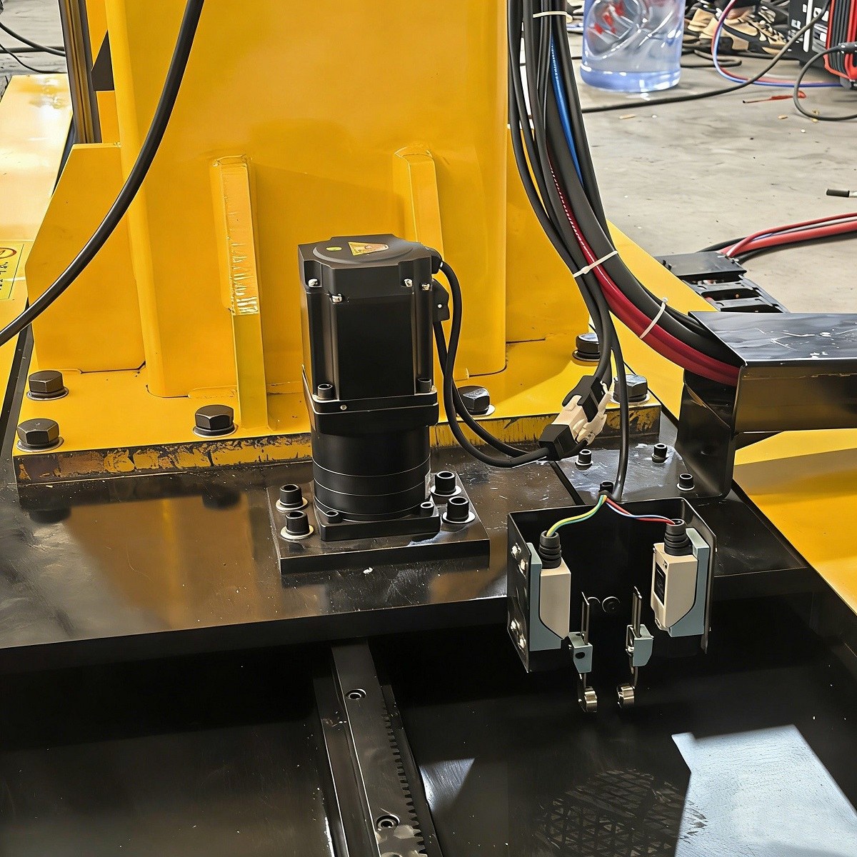 Rail-Mounted Welding Column and Boom Manipulator - ALEKVS